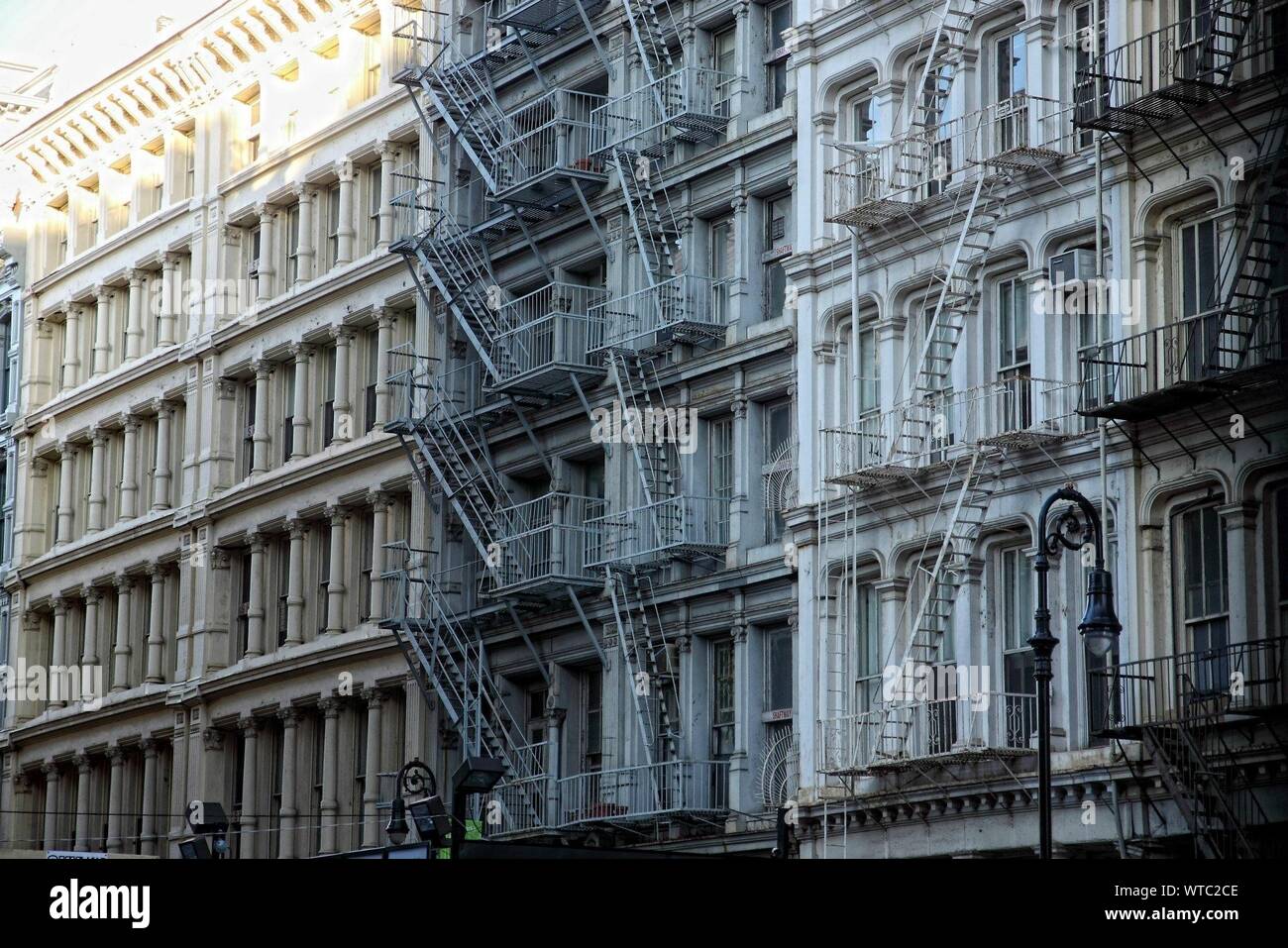 Exterior fire escapes hi-res stock photography and images - Alamy