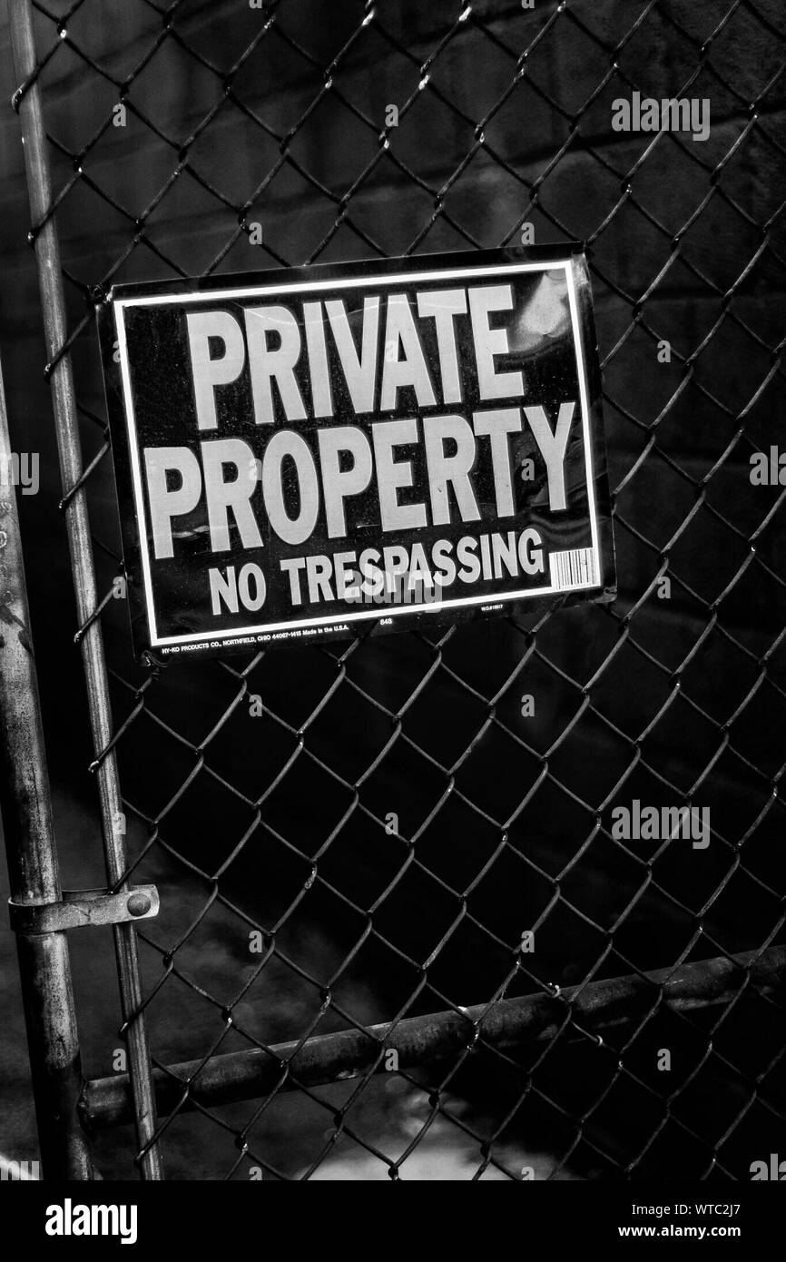 Chainlink Fence Sign High Resolution Stock Photography and Images - Alamy