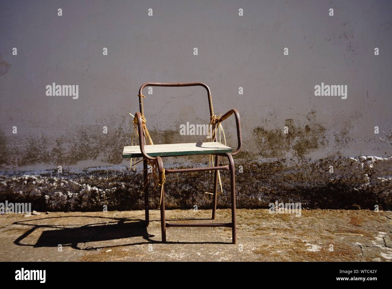 Old broken chair hi-res stock photography and images - Alamy