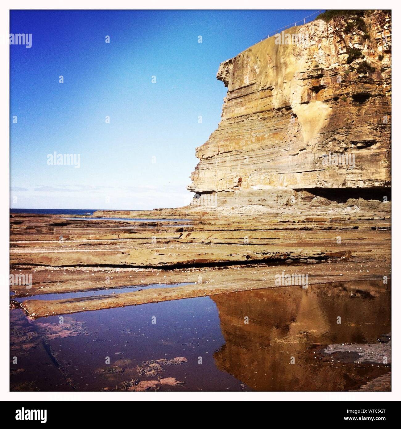 Cliff and water hi-res stock photography and images - Alamy