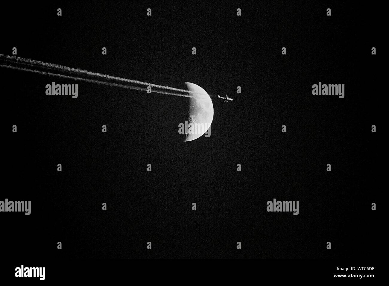 Airplane moon hi-res stock photography and images - Alamy