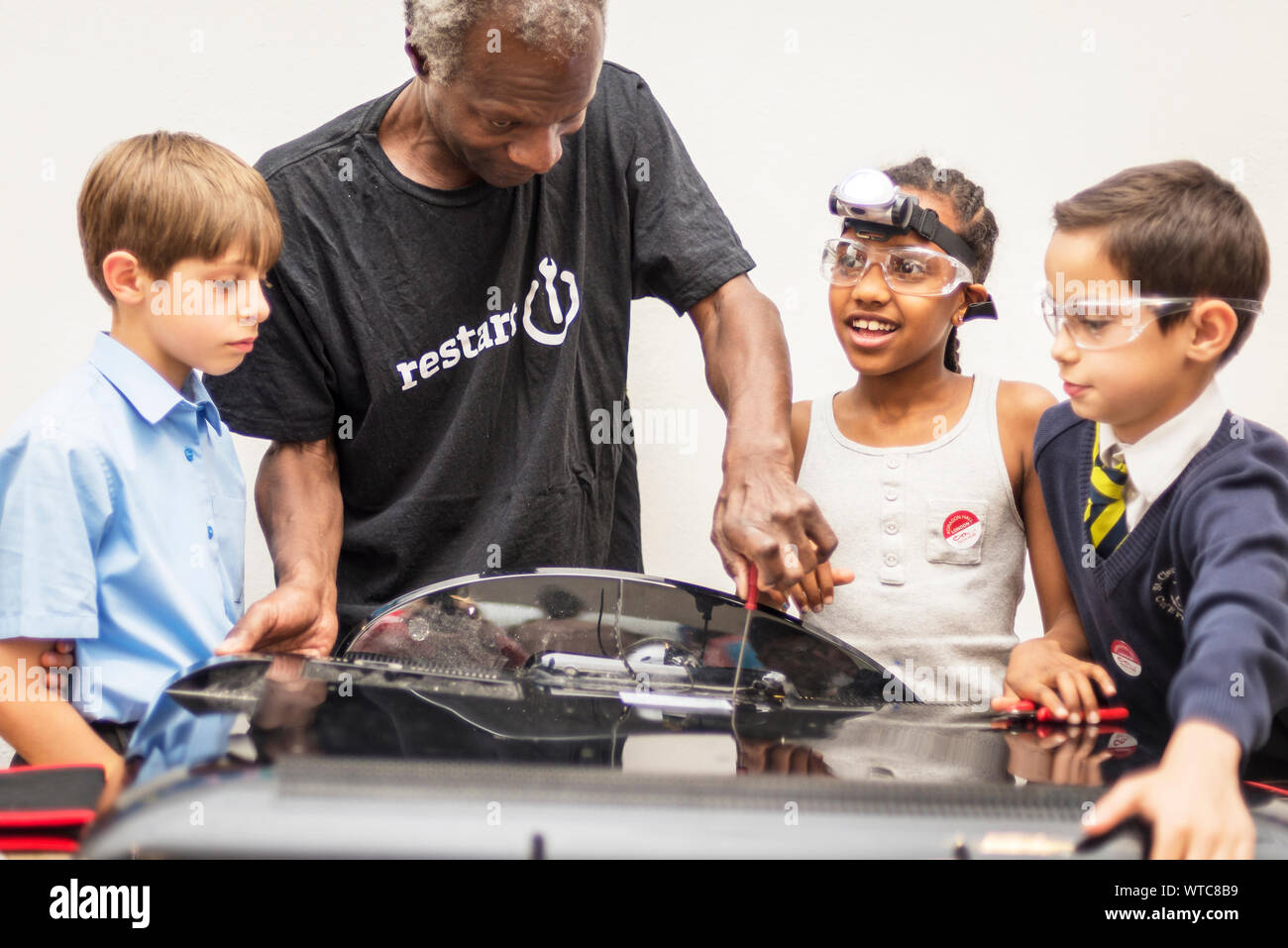 Young school children learning science and technology in STEM programs ...