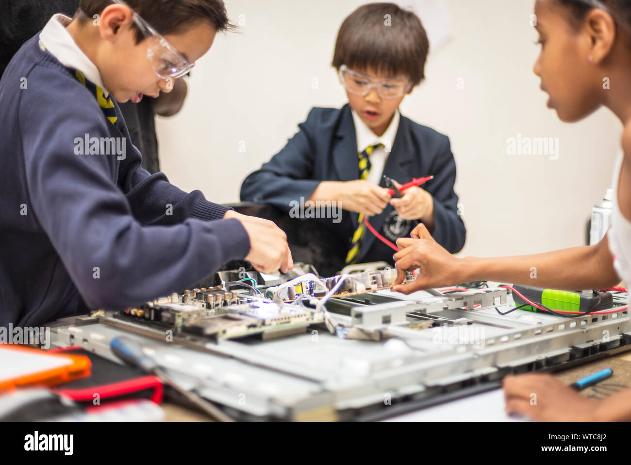 Young school children learning science and technology in STEM programs ...