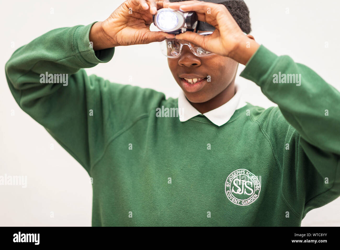 Young school children learning science and technology in STEM programs ...