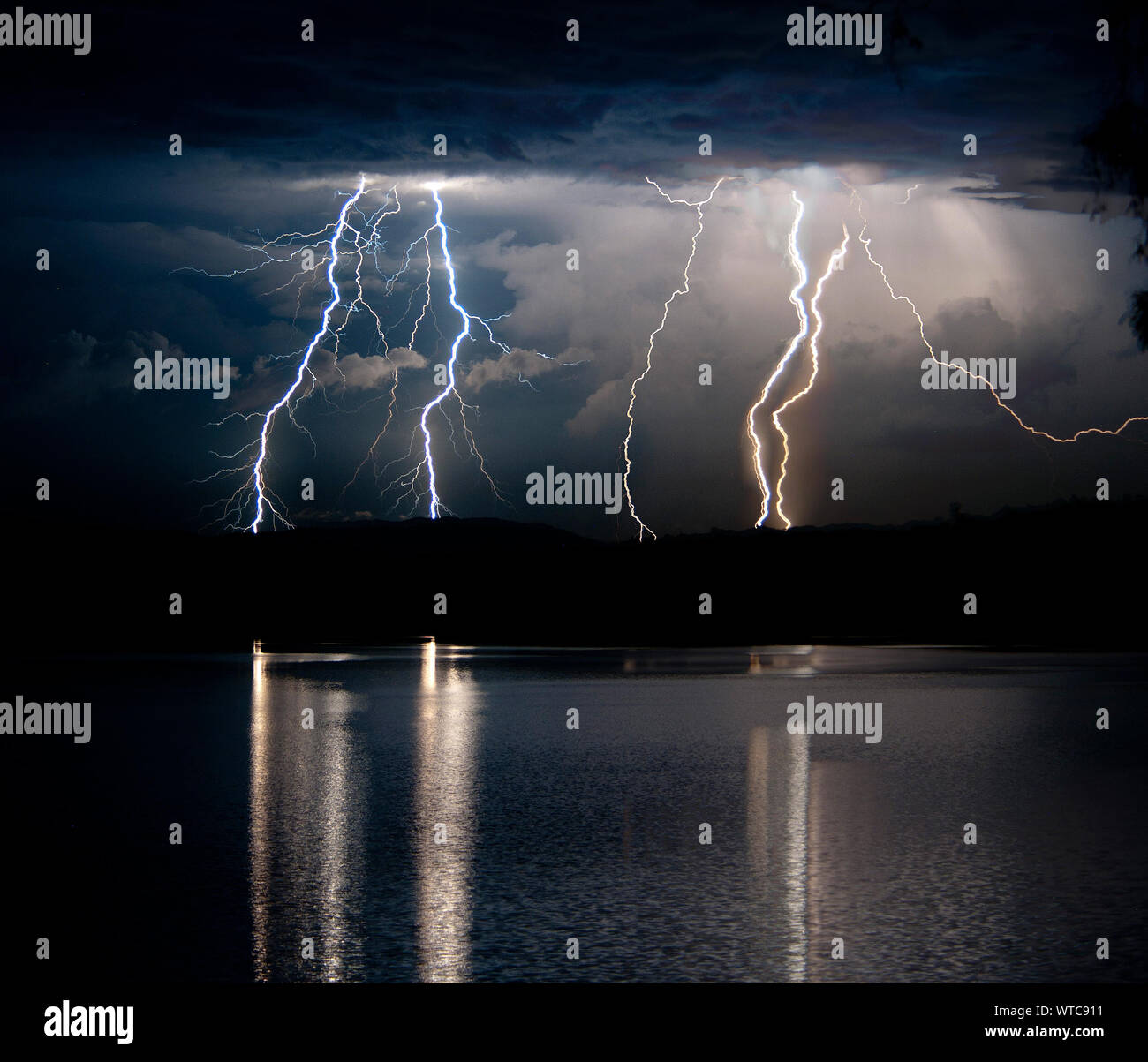 Lightning reflection in water hi-res stock photography and images - Alamy