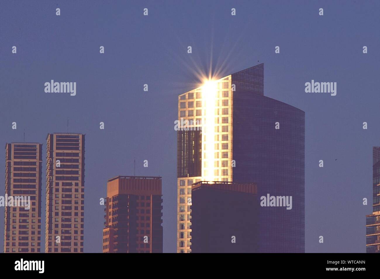 Building reflecting sunlight hi-res stock photography and images - Alamy