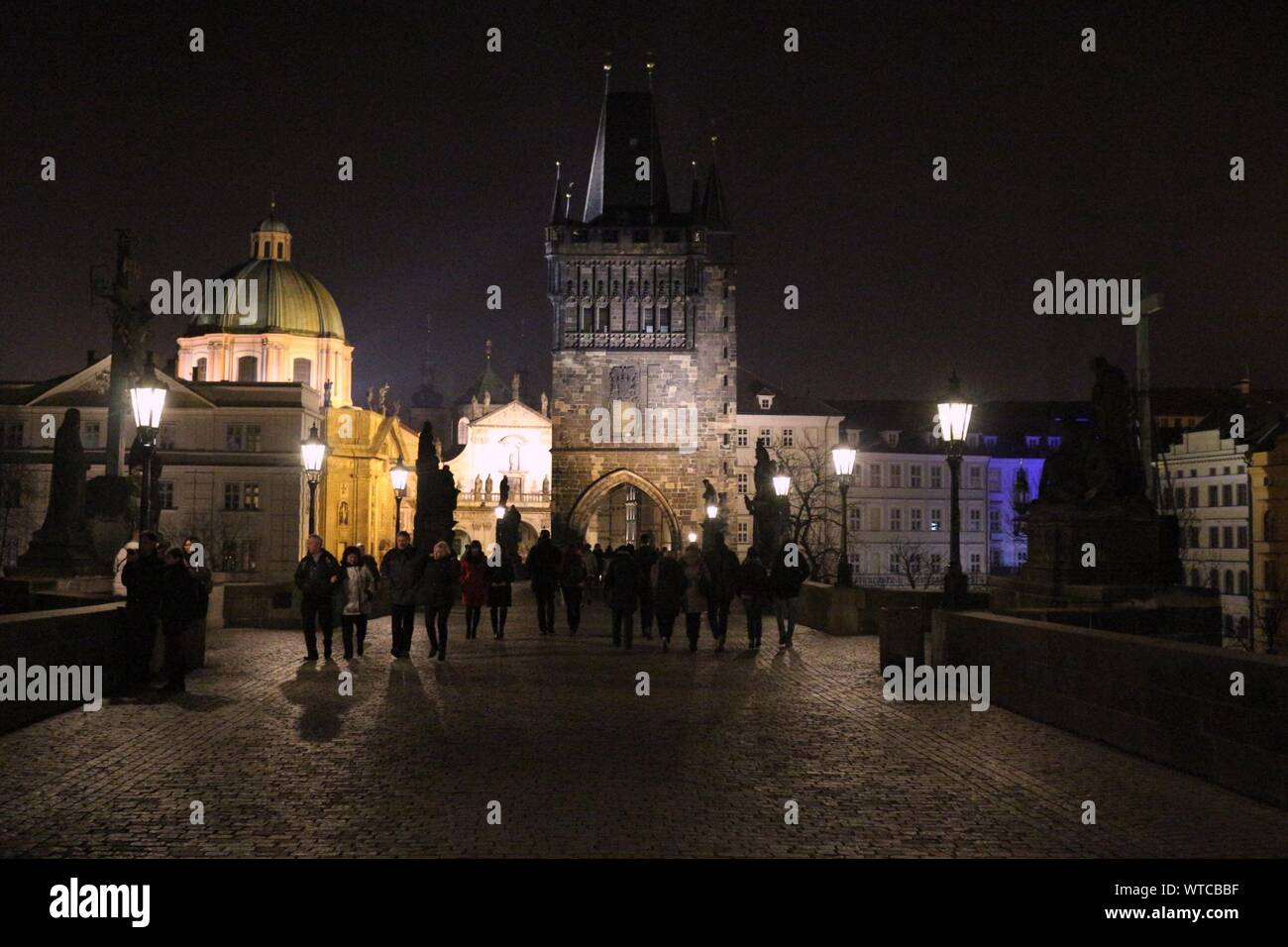 People in night street hi-res stock photography and images - Alamy
