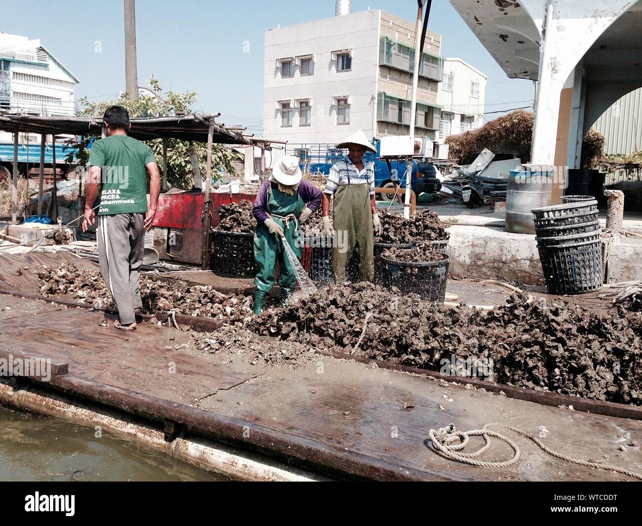 Garbage workers hi-res stock photography and images - Alamy