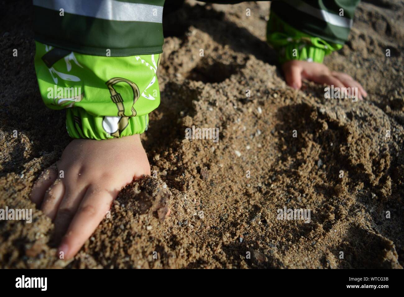 Child playing in sand hi-res stock photography and images - Alamy