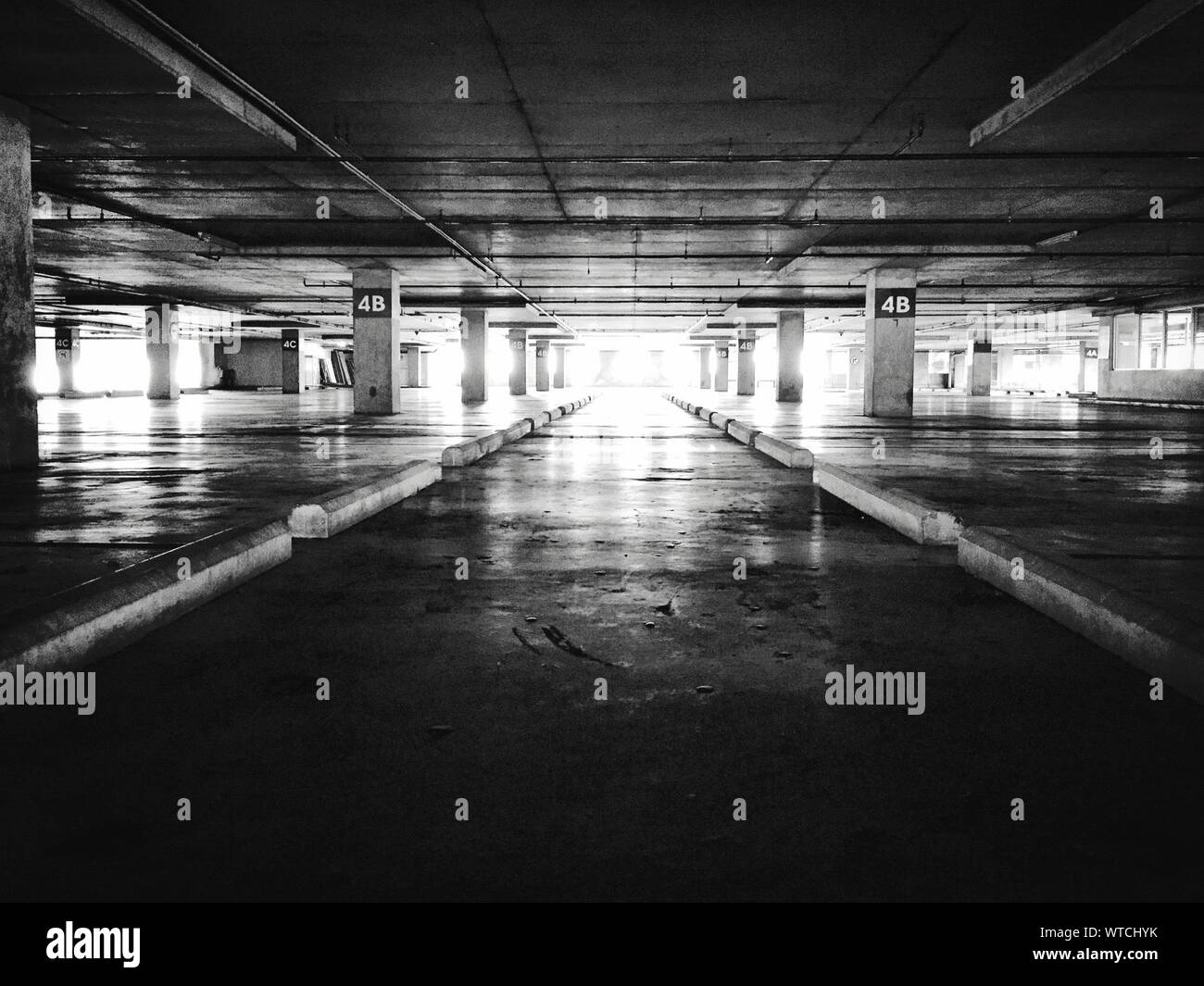 Empty parking lot hi-res stock photography and images - Alamy