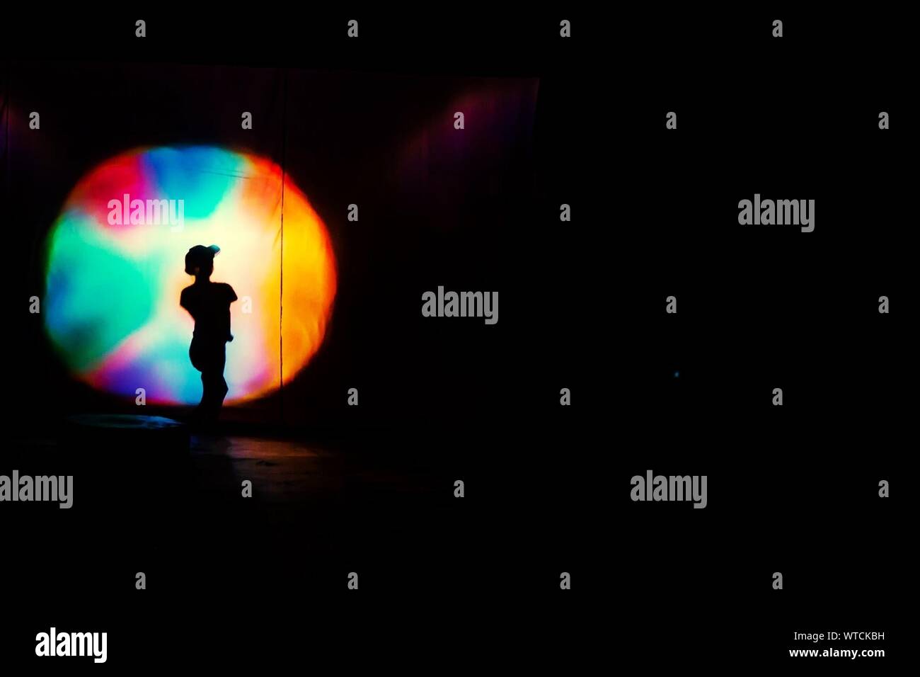 Person in spotlight on stage hi-res stock photography and images - Alamy