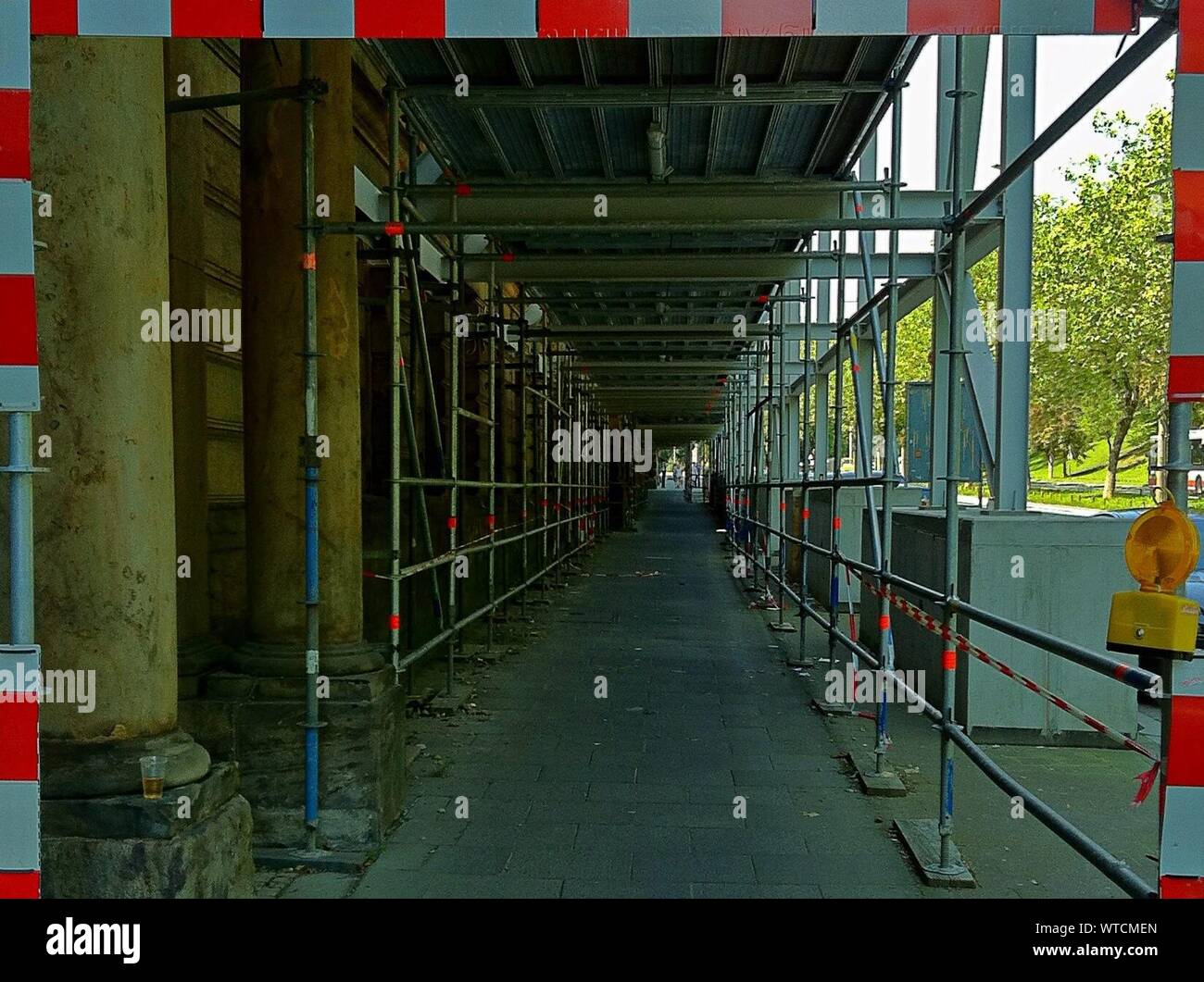 Metal bridge walkway hi-res stock photography and images - Alamy