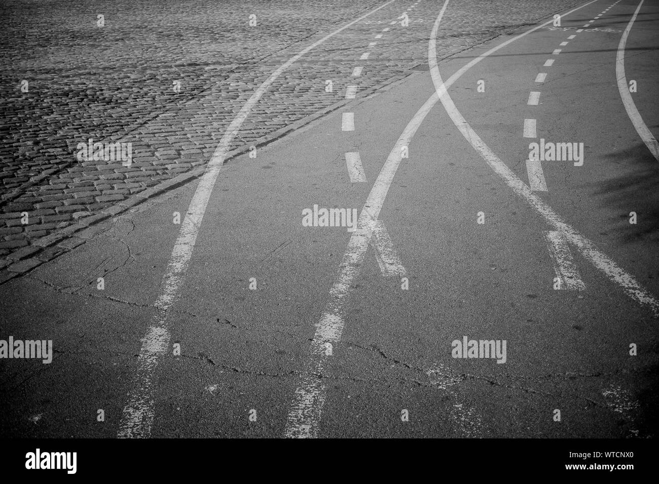 White lines on road hi-res stock photography and images - Alamy