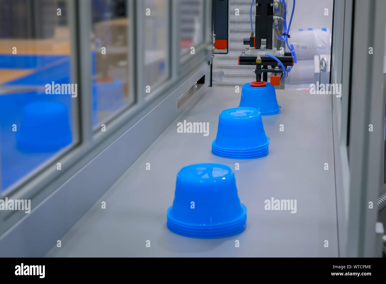 Robotic conveyor hi-res stock photography and images - Alamy