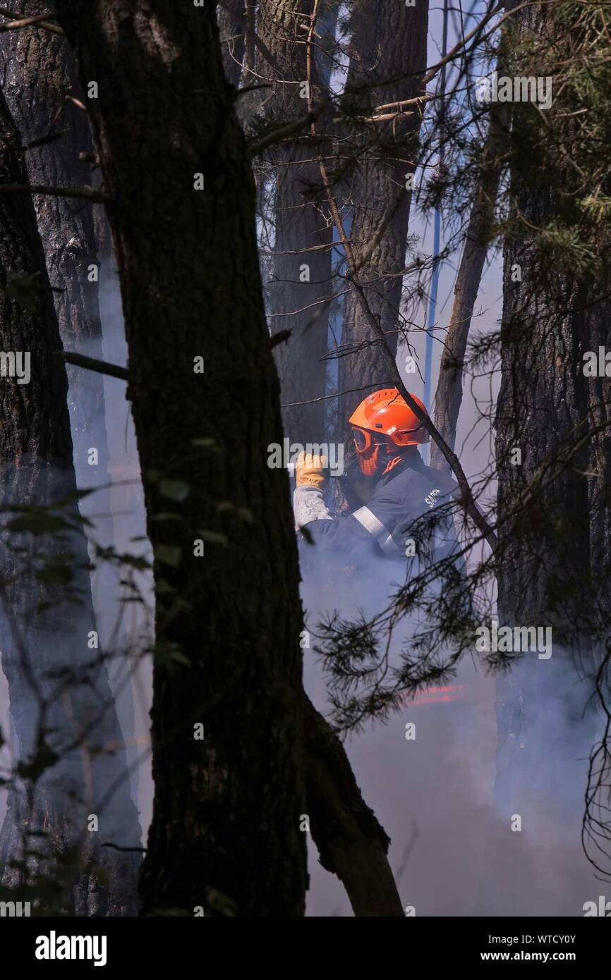 Firefighter forest fire hi-res stock photography and images - Alamy