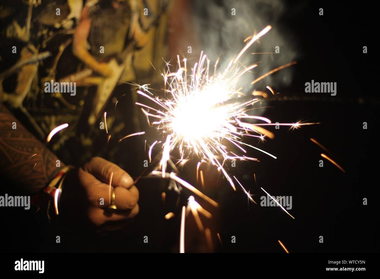 Man holding canon hi-res stock photography and images - Alamy