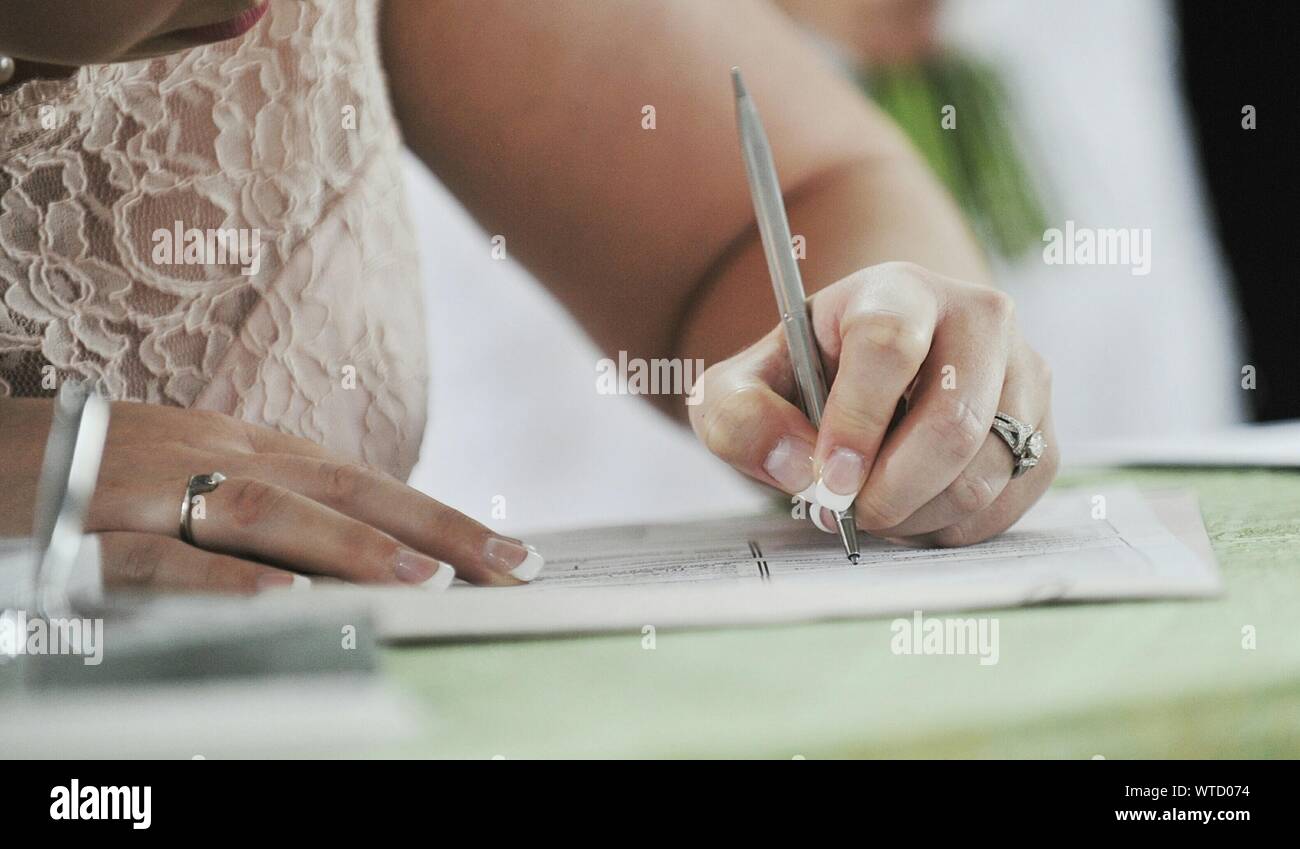 Signing woman hi-res stock photography and images - Alamy