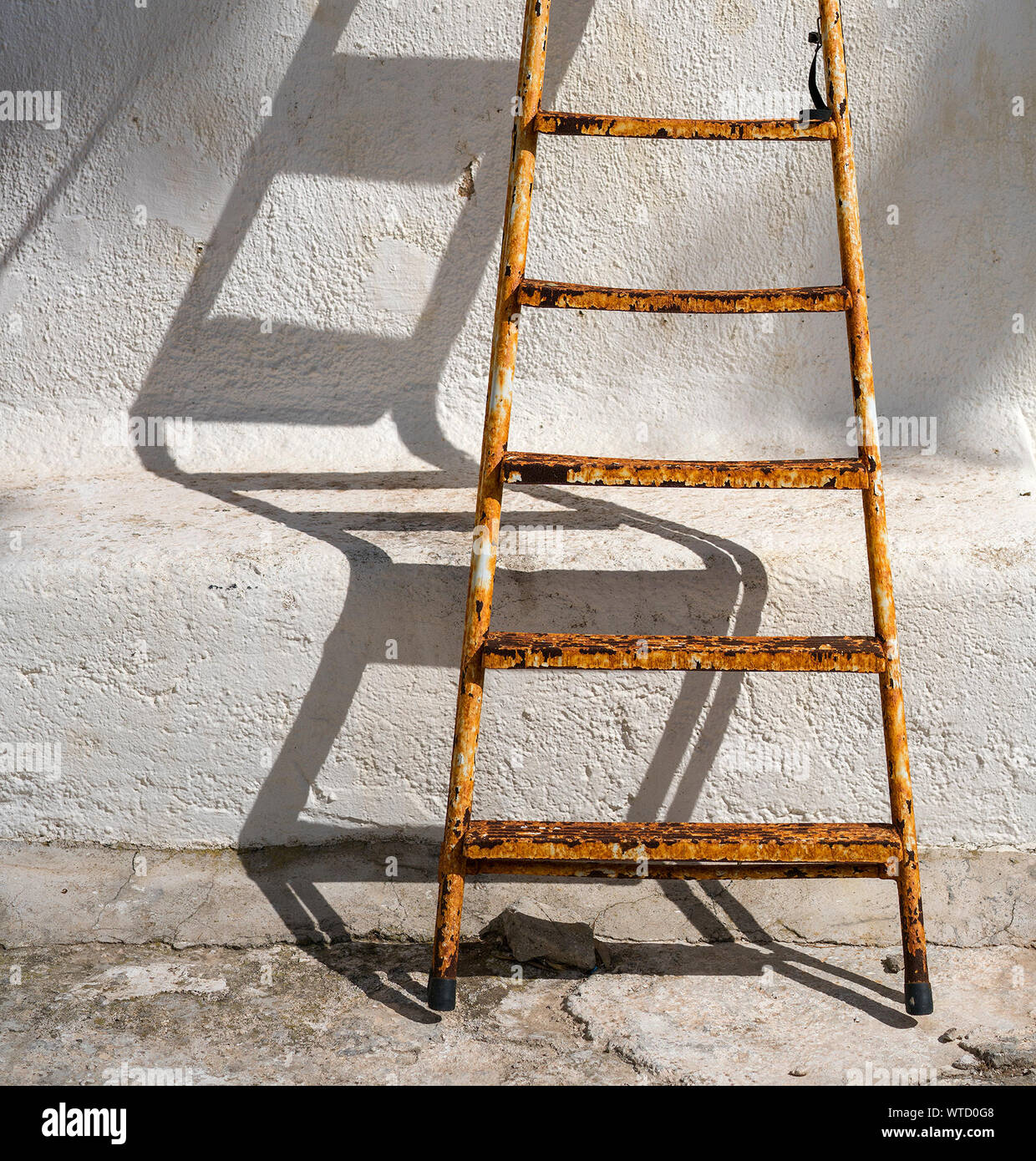 Rusty ladder hi-res stock photography and images - Alamy