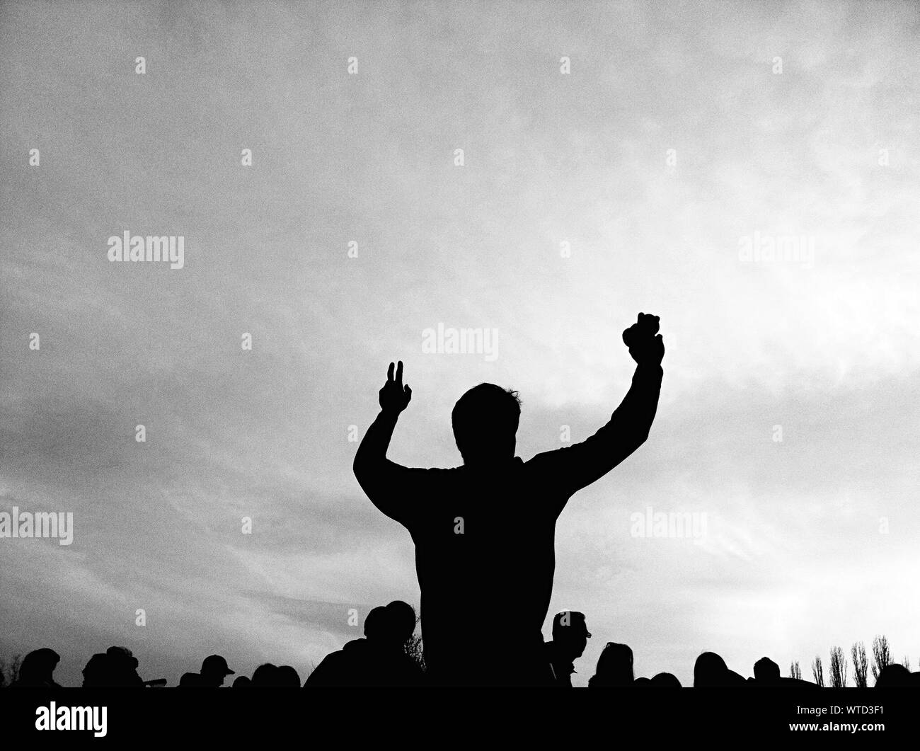 Cheering large group of people hi-res stock photography and images - Alamy