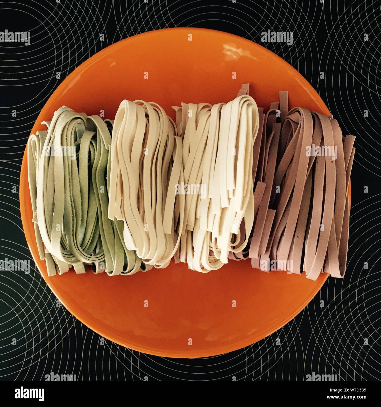 Uncooked linguine pasta hi-res stock photography and images - Alamy