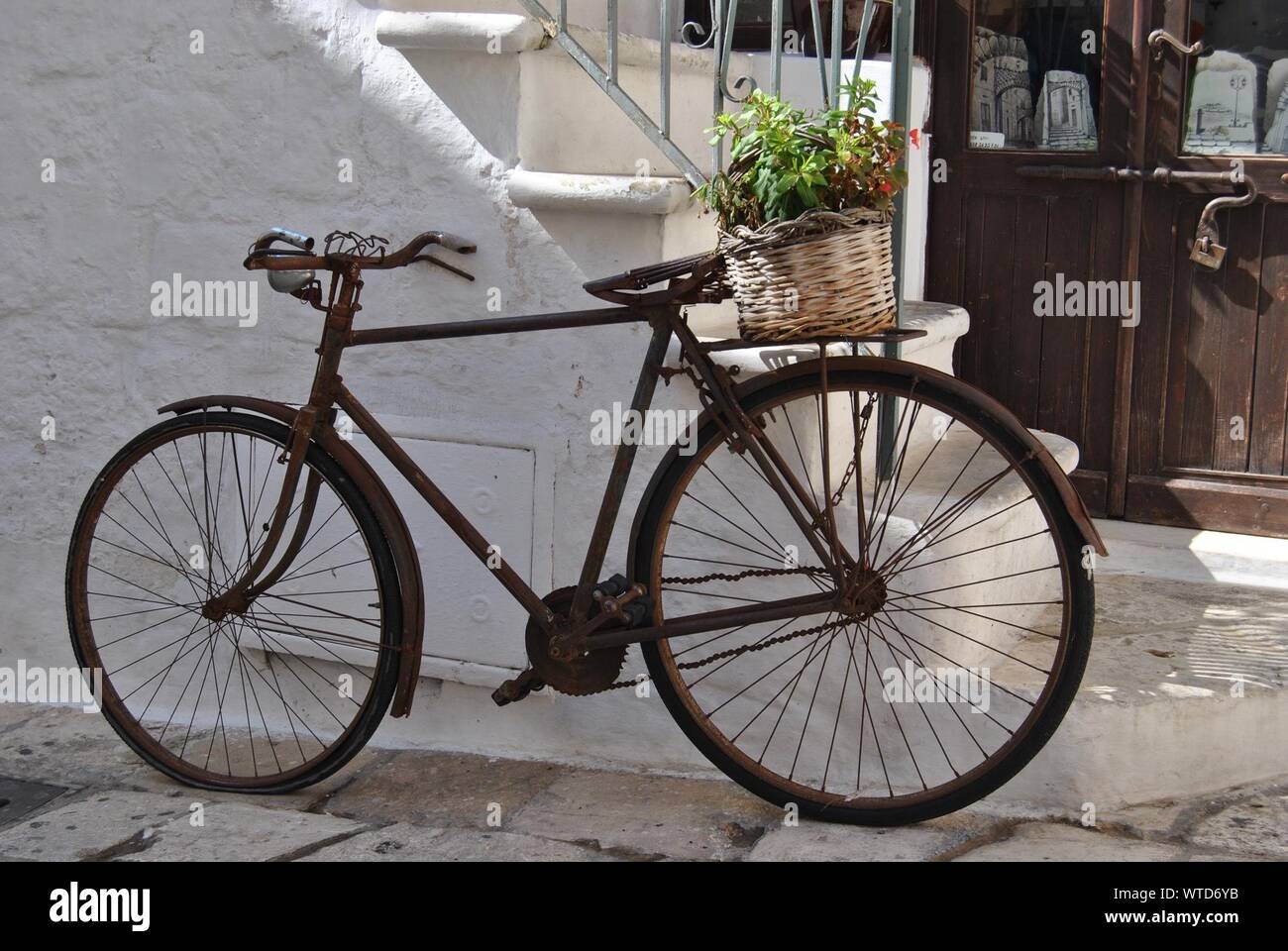 Old fashioned black bicycle hi-res stock photography and images - Alamy