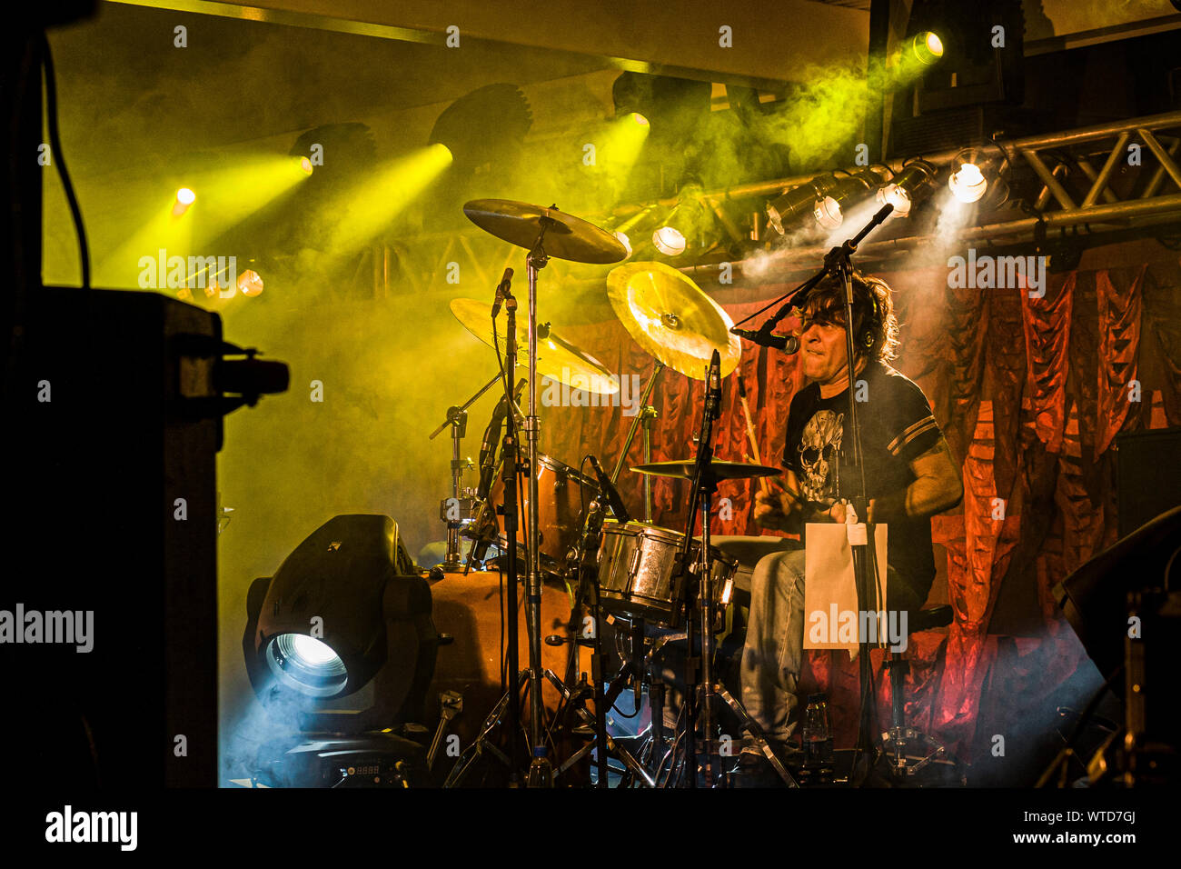 Drummer playing drums hi-res stock photography and images - Alamy Drummer playing drums hi-res stock photography and images - Alamy