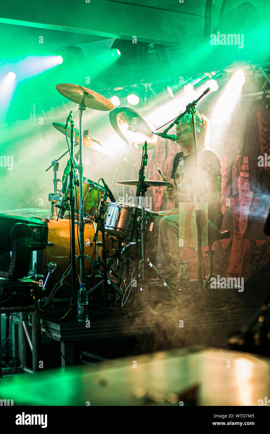 Drummer playing drums hi-res stock photography and images - Alamy Drummer playing drums hi-res stock photography and images - Alamy