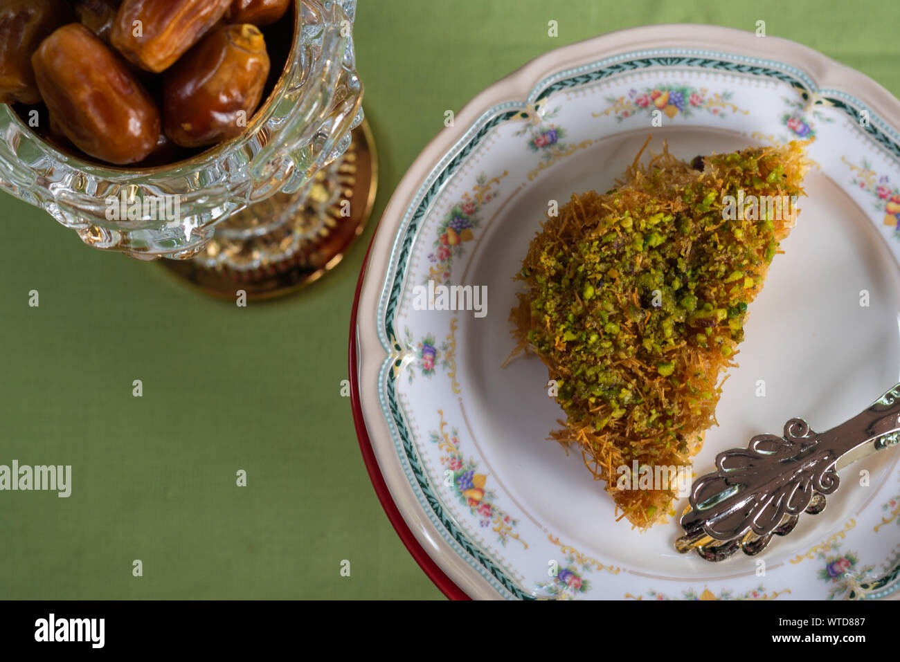 Turkish/Palestinian sweet dish Kunafa Stock Photo - Alamy