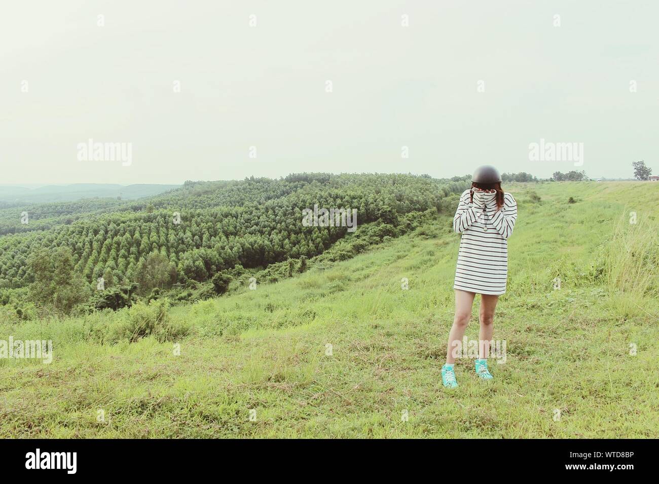 Shy people hi-res stock photography and images - Alamy
