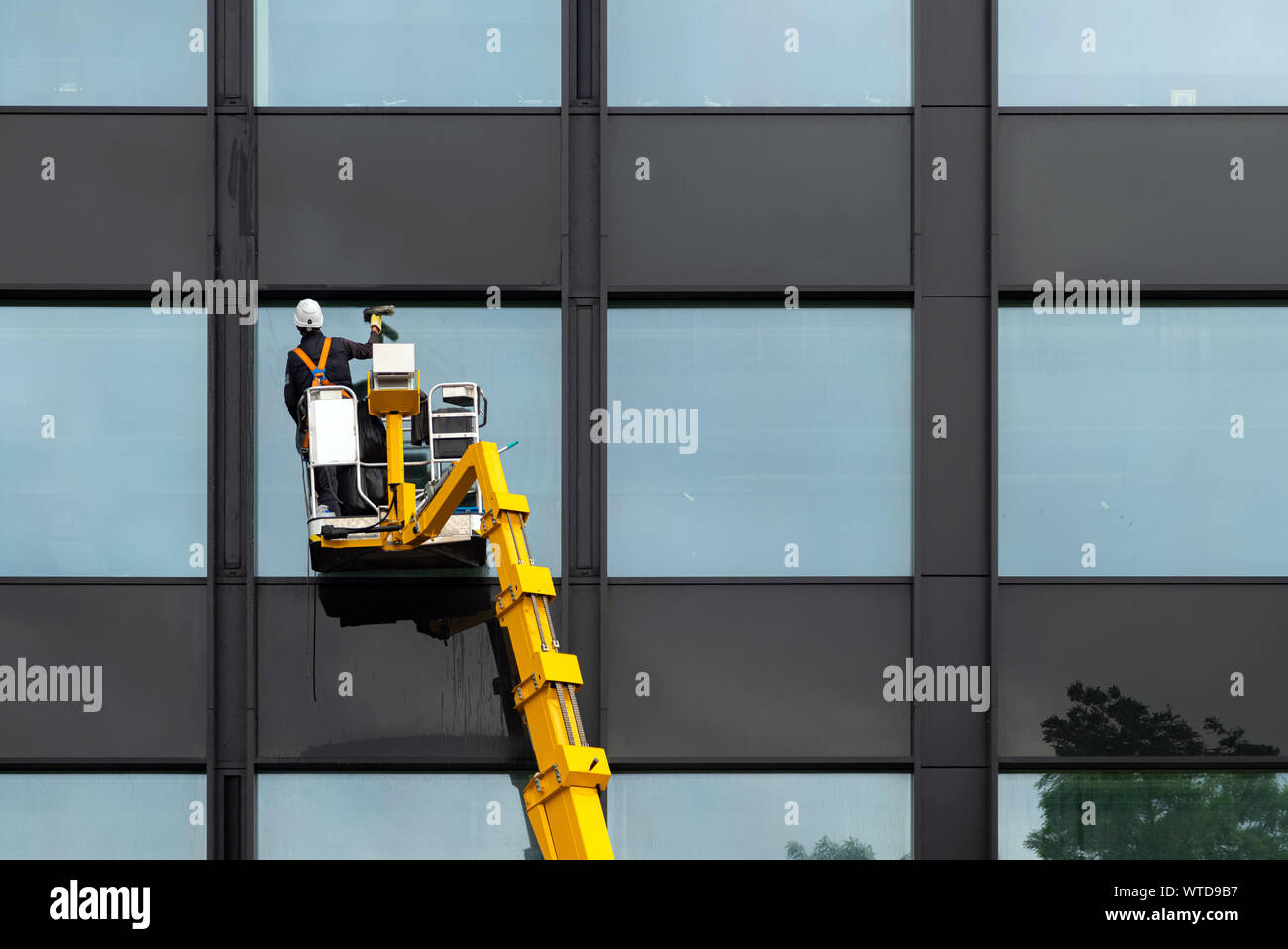 Window Cleaner Lift High Resolution Stock Photography and Images - Alamy