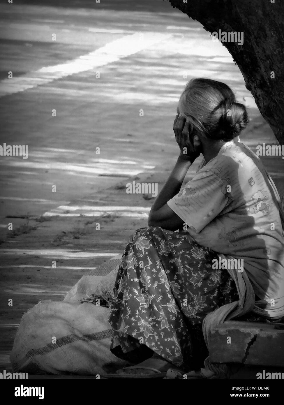 Homeless Woman Black and White Stock Photos & Images - Alamy