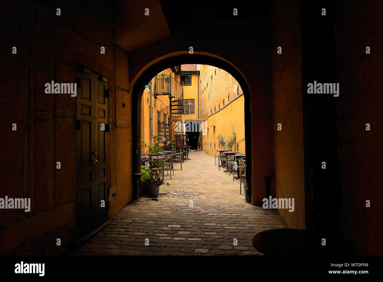 Archway cafe hi-res stock photography and images - Alamy