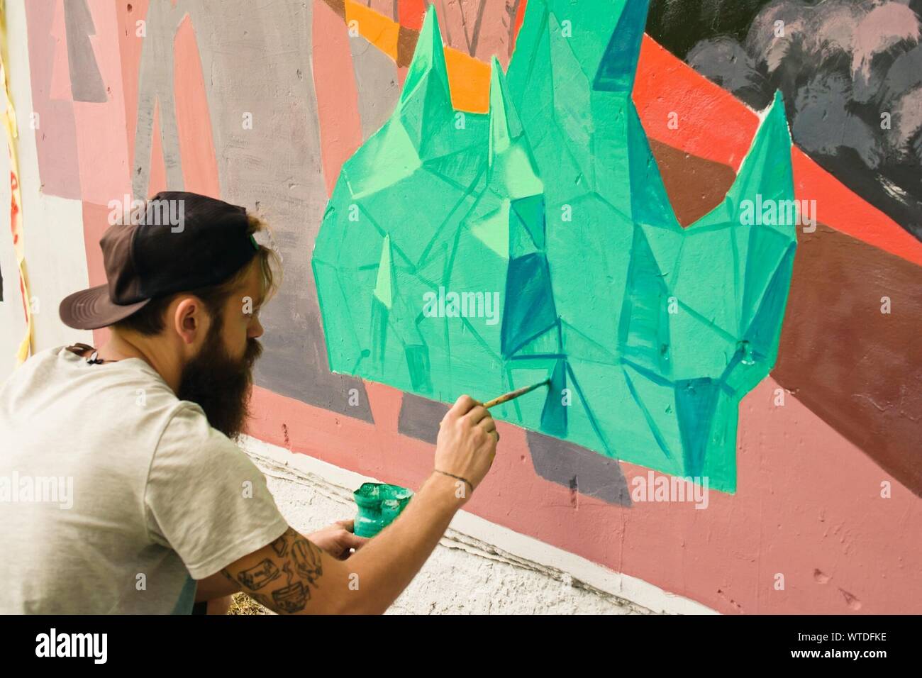 Man painting mural hi-res stock photography and images - Alamy
