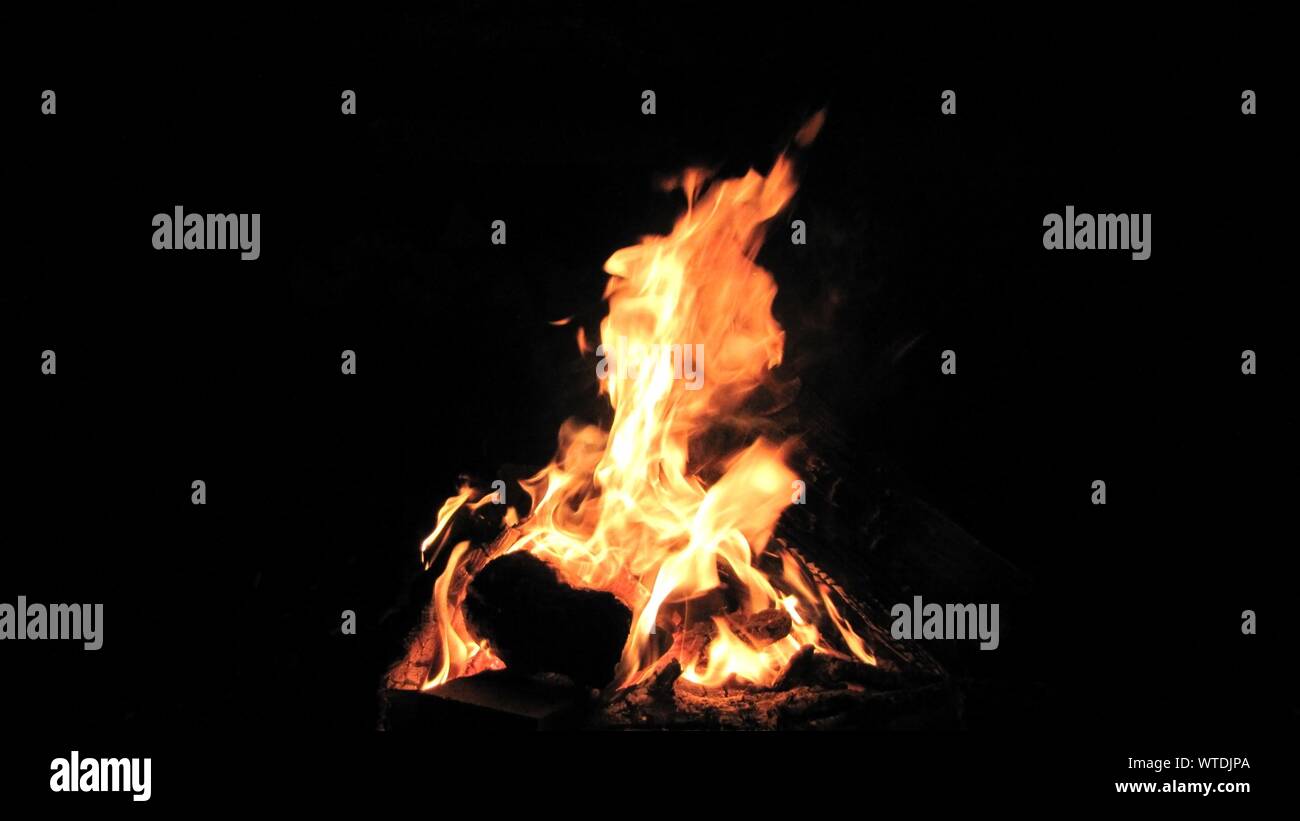 Fire against black background hi-res stock photography and images - Alamy