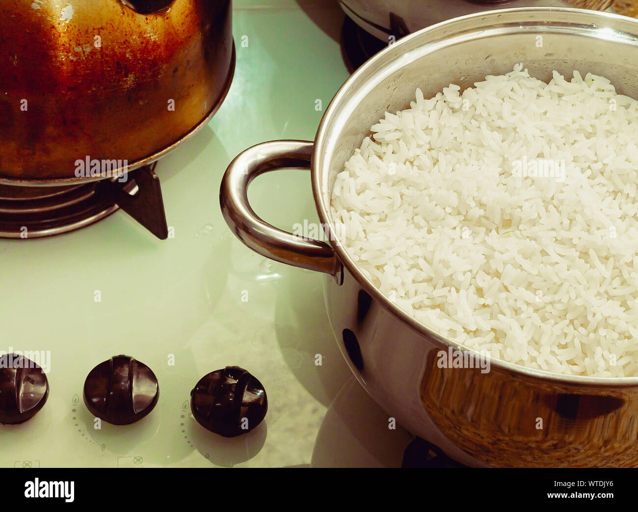 Photograph of a pan with boiled rice on cooktop Stock Photo - Alamy