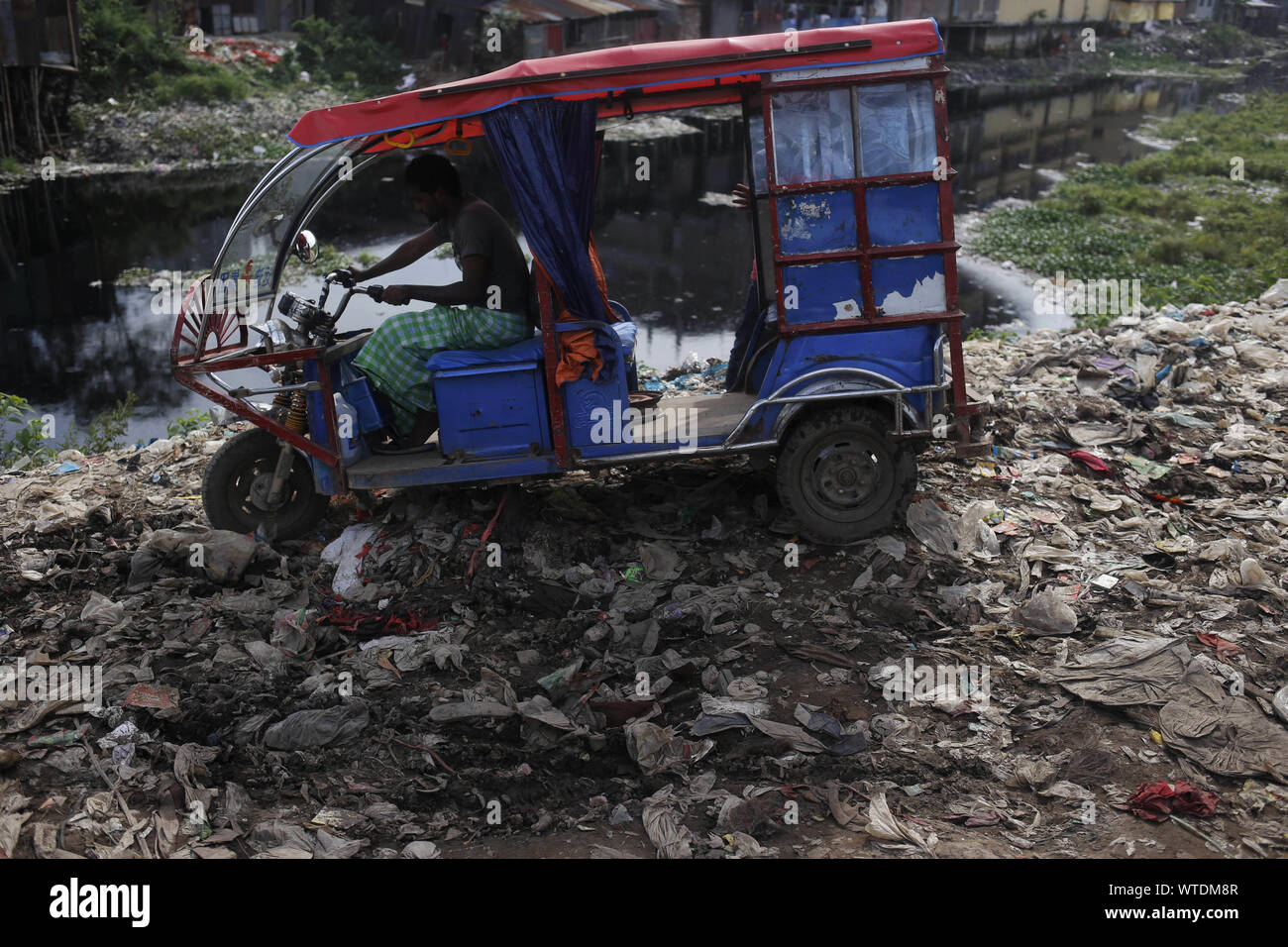Auto rickshaw in bangladesh hi-res stock photography and images - Alamy