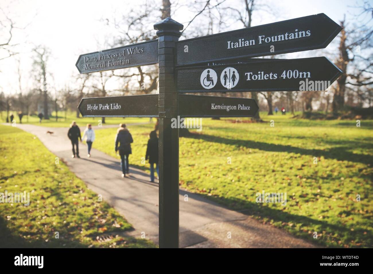 Showing directions direction hi-res stock photography and images - Alamy