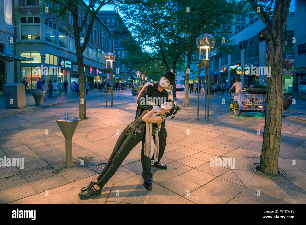 Mimes hi-res stock photography and images - Alamy
