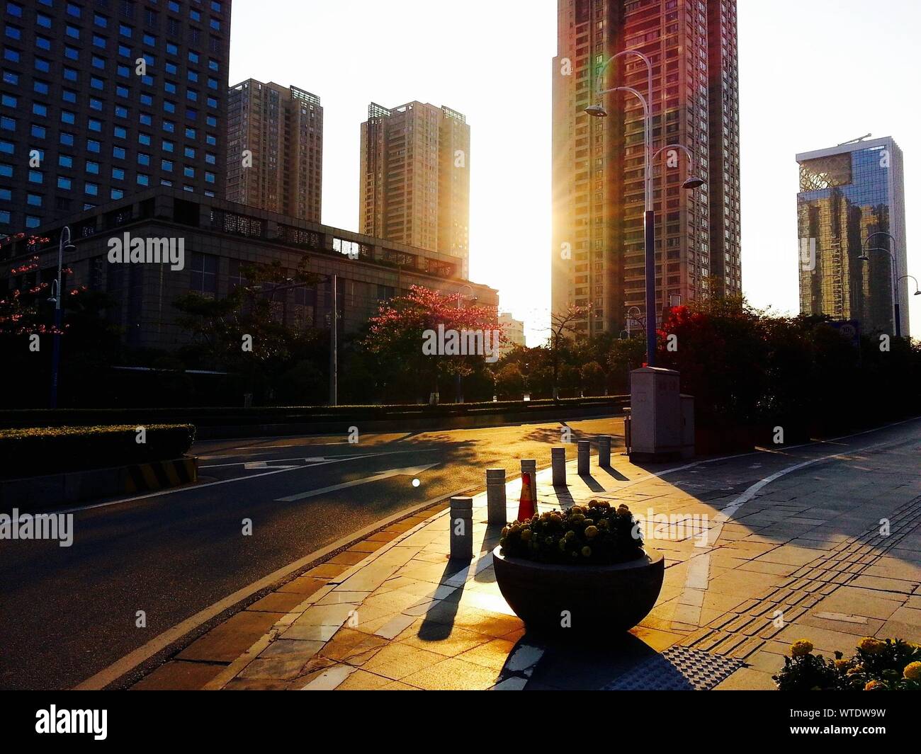 Sun office hi-res stock photography and images - Alamy
