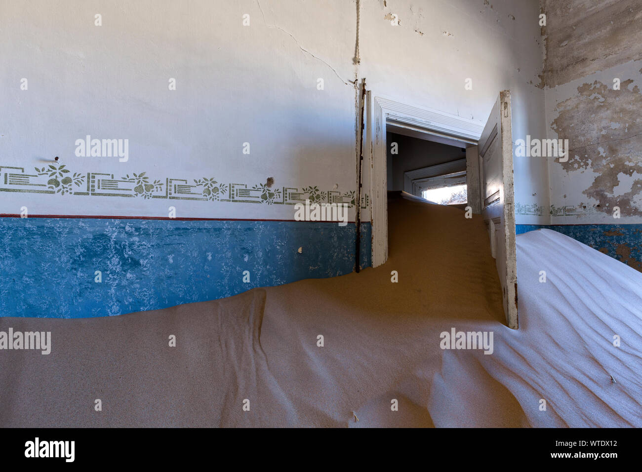 Room filled with sand Stock Photo - Alamy