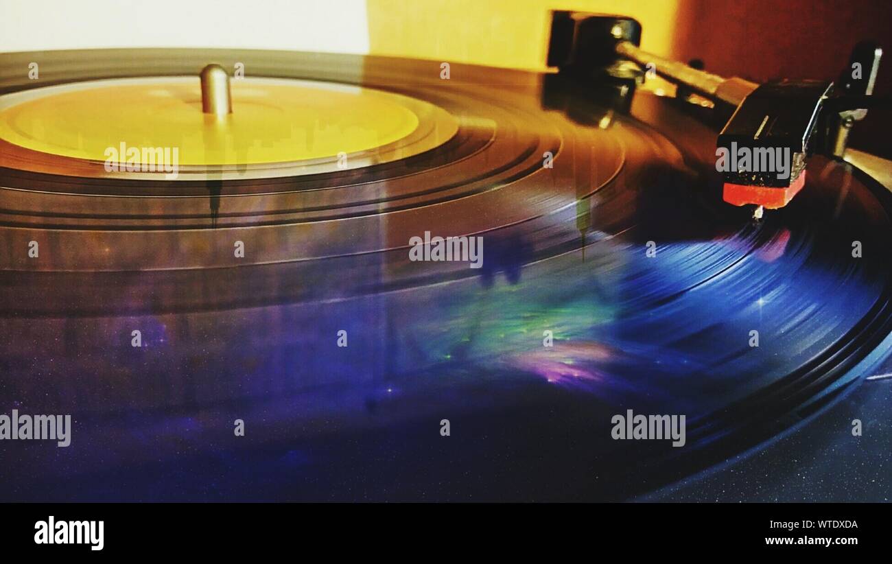 Record spinning turntable hi-res stock photography and images - Alamy