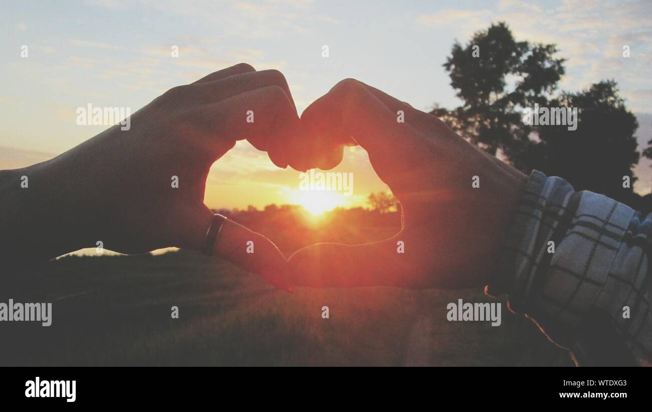 Fingers making heart hi-res stock photography and images - Alamy