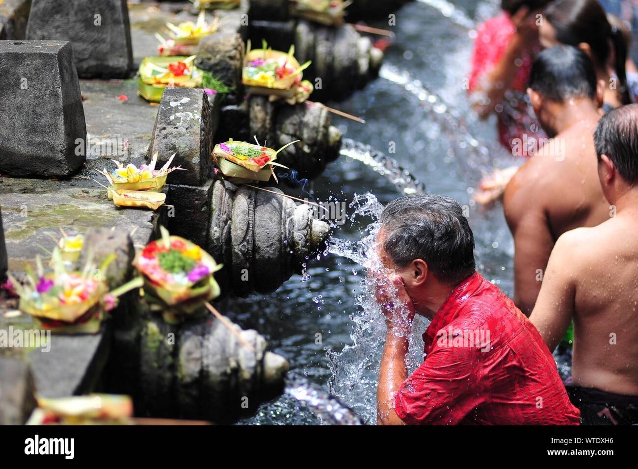 Pond with temple hi-res stock photography and images - Alamy
