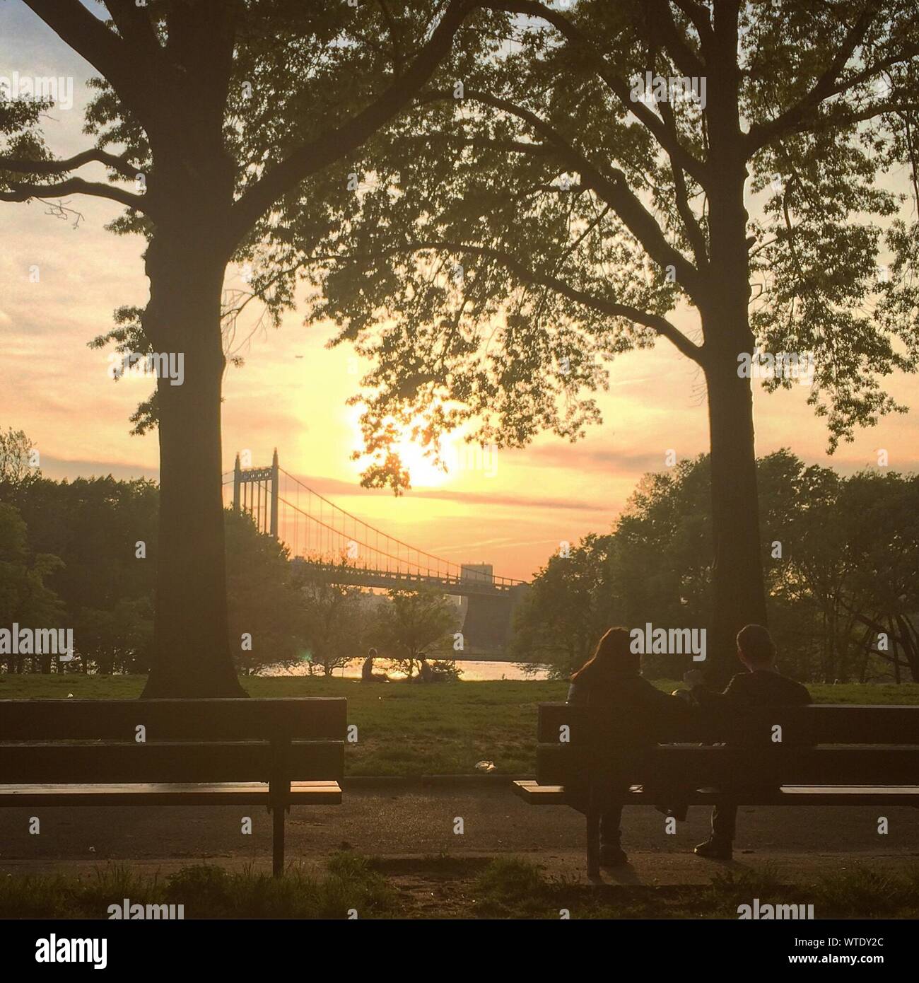 Sitting in park silhouette hi-res stock photography and images - Alamy
