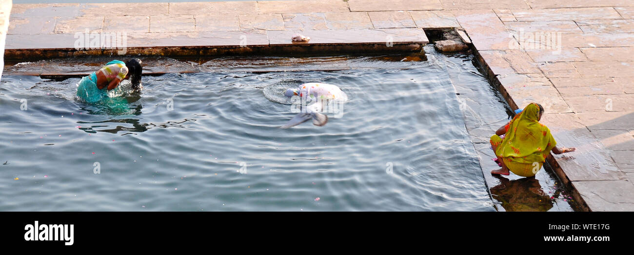 People taking bath hi-res stock photography and images - Alamy