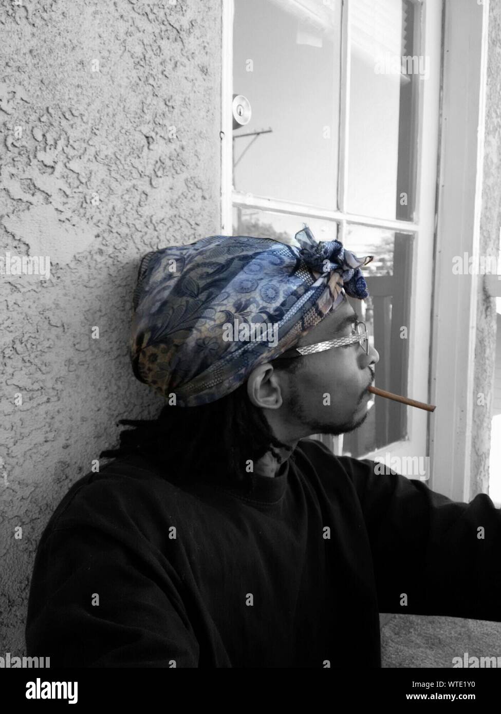 People smoking outside hi-res stock photography and images - Alamy
