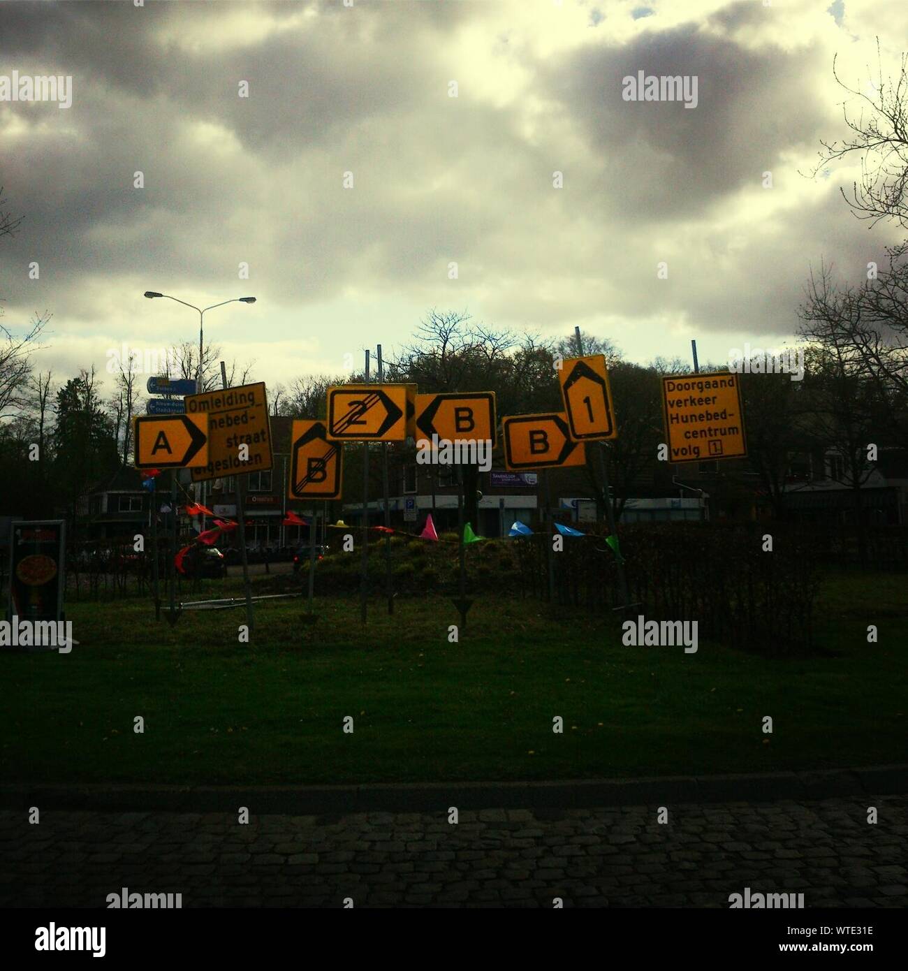 Yellow man and yellow arrow hi-res stock photography and images - Alamy