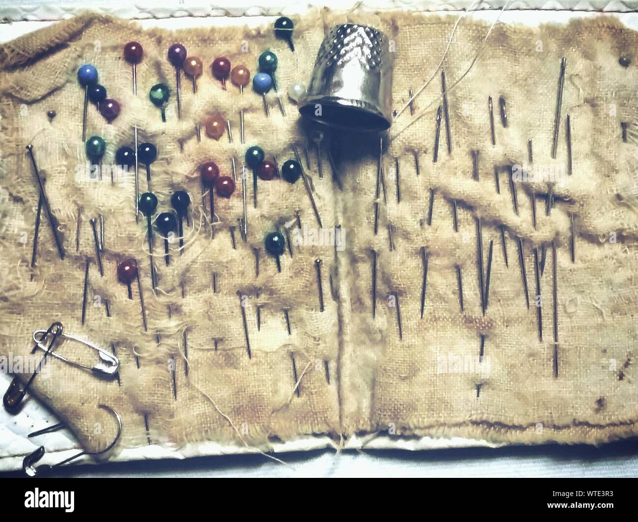 Needles and fabric hi-res stock photography and images - Alamy