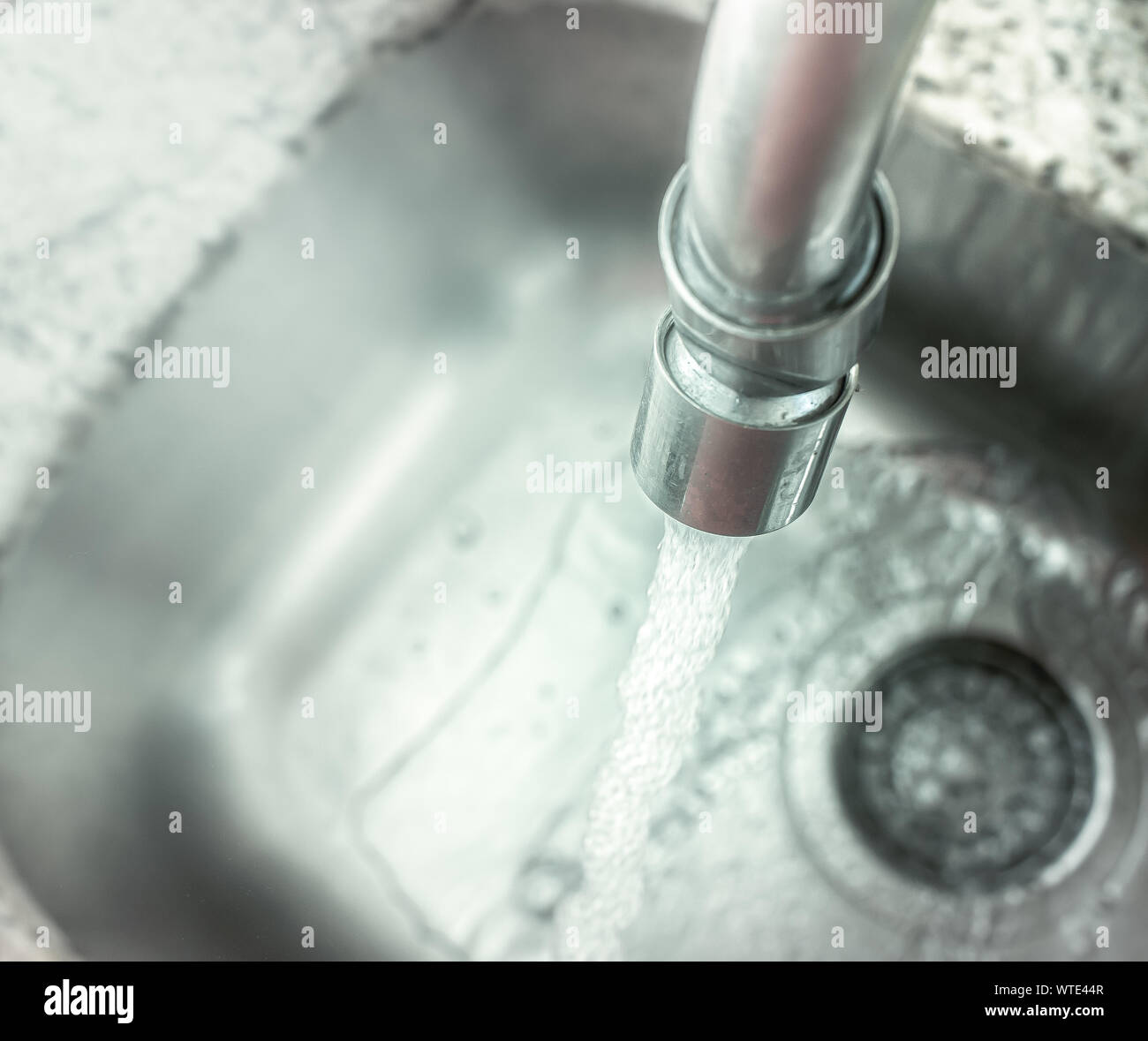 Open tap pouring water into the sink Stock Photo - Alamy