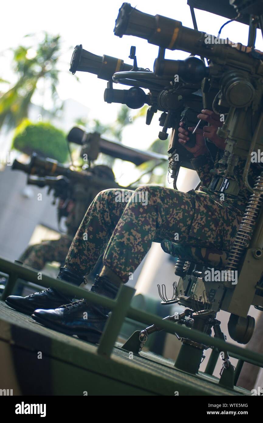 Armored soldiers hi-res stock photography and images - Alamy